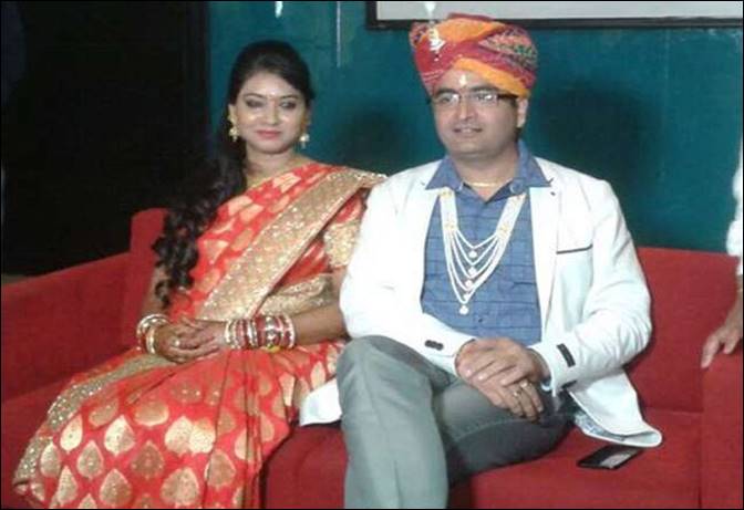 फरियादी युवती से डीएम ने शादी कर बनाया जीवन संंगिनी, ये है सच्चाई